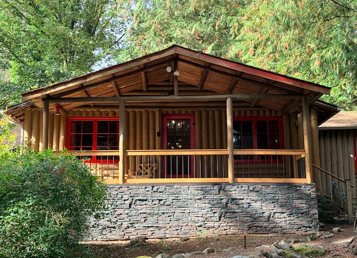 Idyllic 1930s Cabin By The Lake - Issaquah, WA