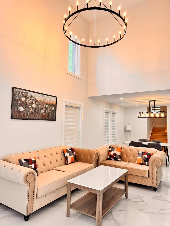 The Glorious Stunner 5bd4bth W/patio,bbq&airhockey - Windsor