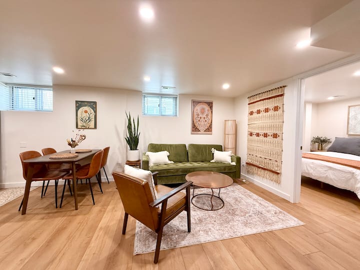 Cozy Walkable Bungalow - Denver, CO