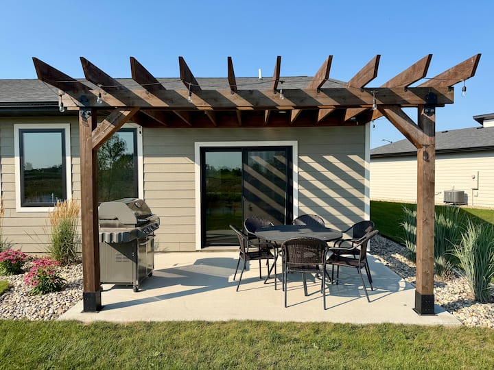 Fox Run Retreat + Ev Charger + Pond View - Brookings, SD