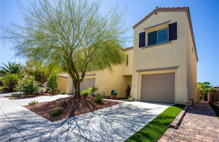 Spacious Stylish 2br Townhome - North Las Vegas, NV