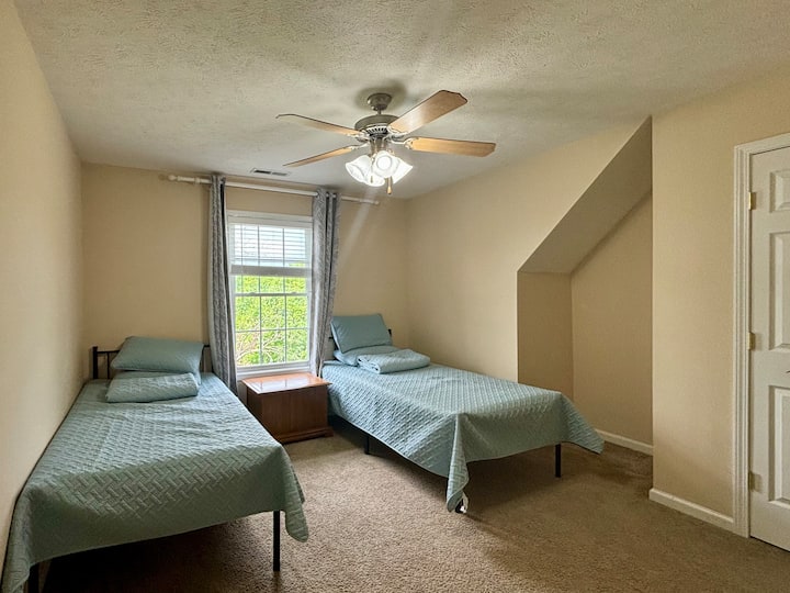 2 Room Suite | King + Twins Room Near Vt - Blacksburg, VA