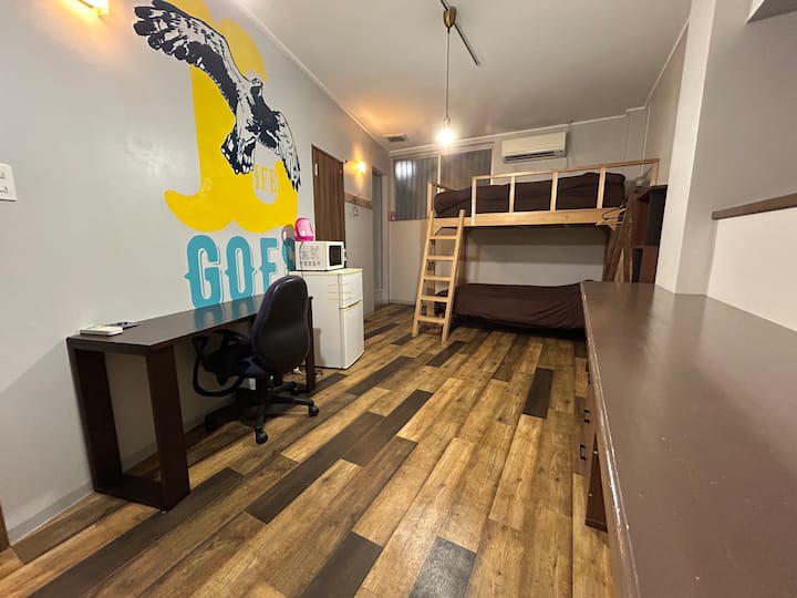 【2階】シャワー付き2段ベッド(16平米) - Okinawa