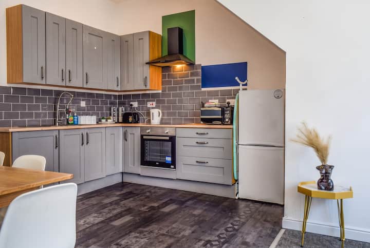 Spacious Flat Near The Promenade + Parking - Blackpool