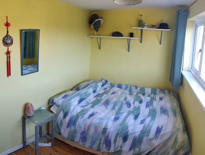 Bright Double Room In Arty House - Newcastle upon Tyne