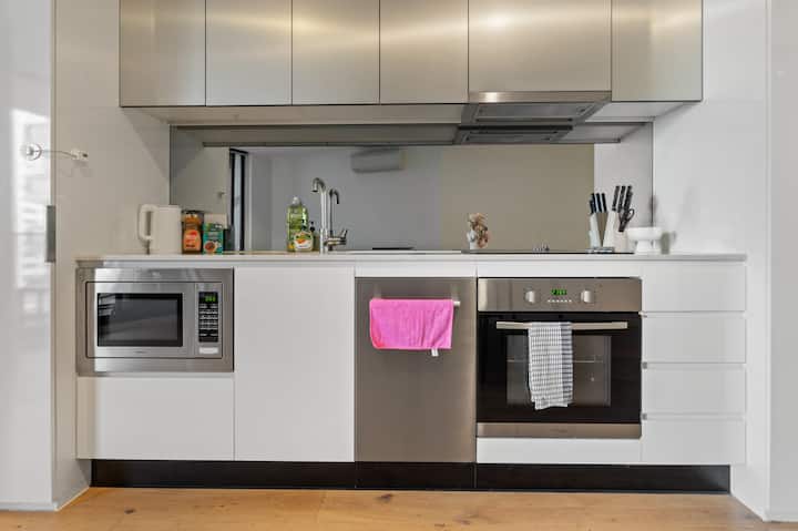 Perfect City Base - Southerncross Skybus/free Tram - Williamstown