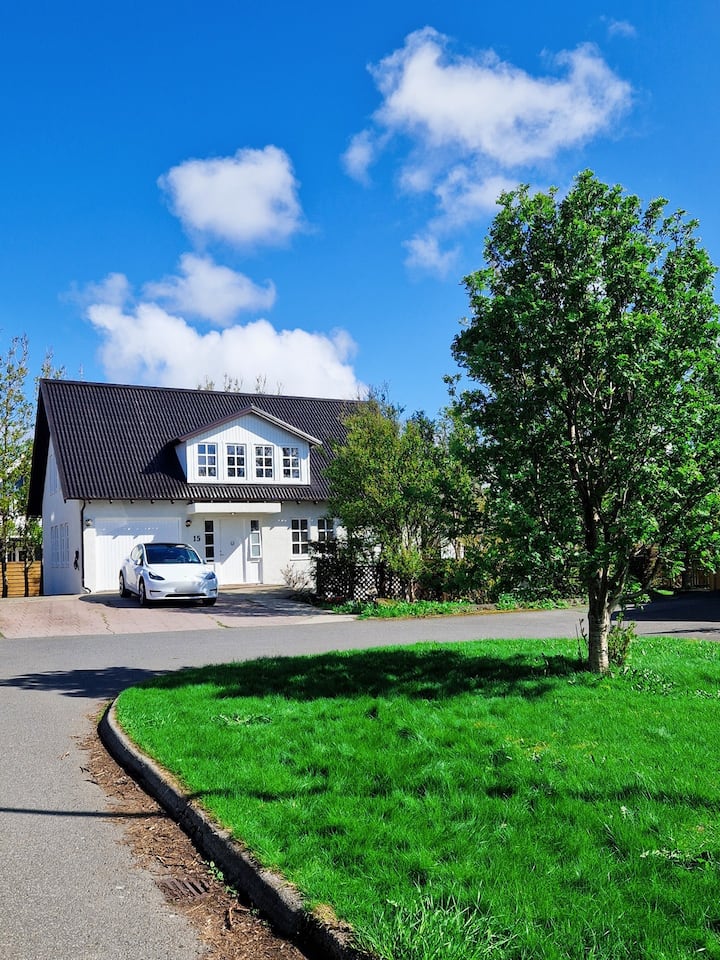 Charming House Near City Center - Iceland