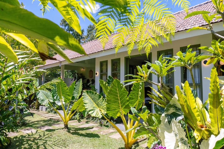 One Bedroom Private Villa Near Waterfalls & Nature - Indonesia