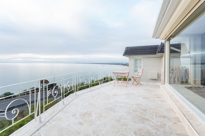 Spectacular Panoramic Ocean View Cliffside Home - Mornington
