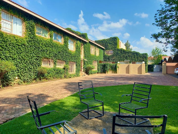 Spacious Room In Cairos Guest House (Room 5) - Emalahleni