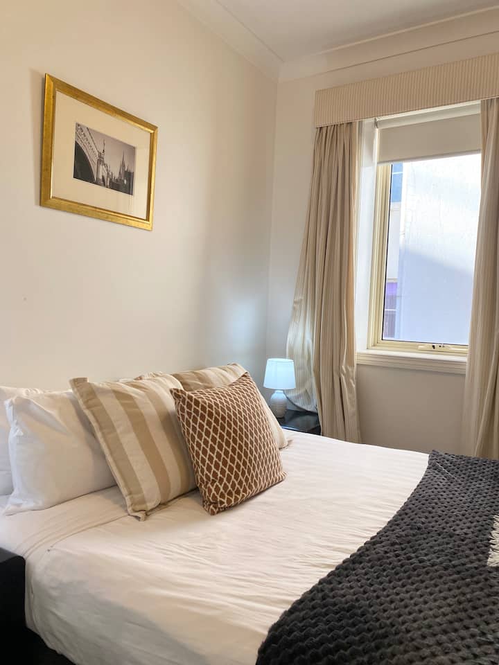 Iconic City Location Theatre District Heritage - Melbourne