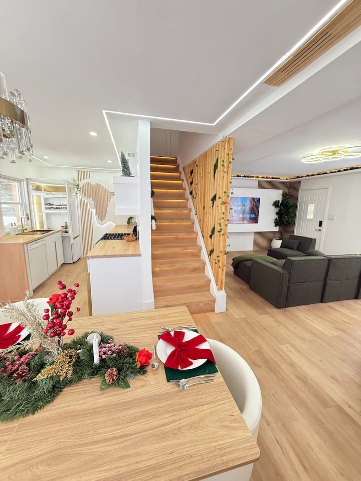 Chez Mundyo Crystal Lake - Luxury Reimagined - Algonquin, IL