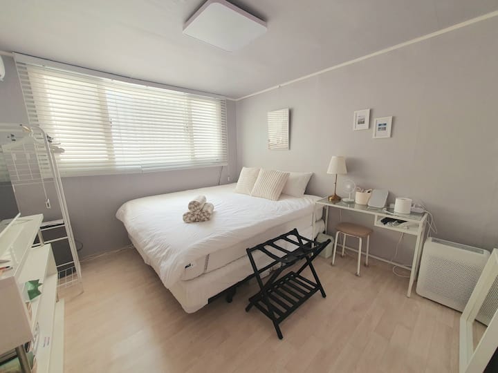 3호선 홍제역,도보 5분,평지,킹베드,경복궁,북촌한옥마을,익선동,인사동,명동 - Seoul