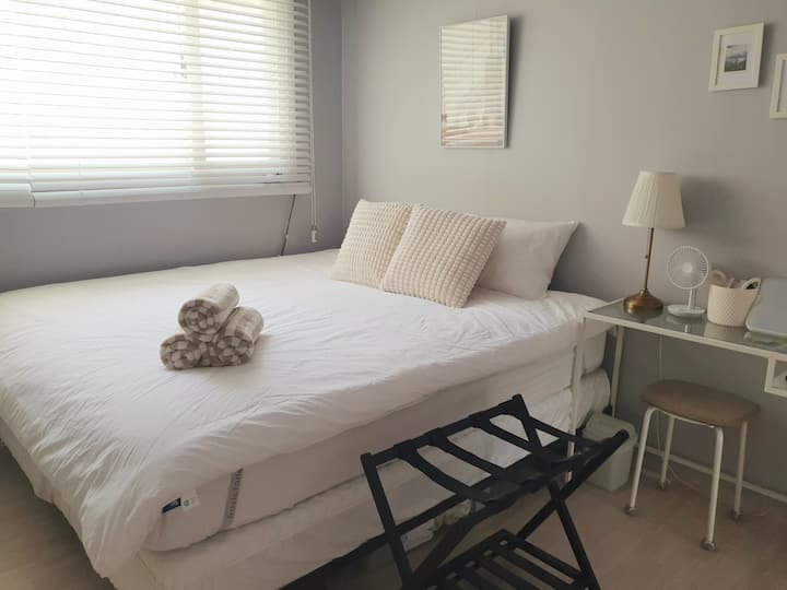 3호선홍제역 도보5분,평지,킹베드,경복궁,광화문,북촌한옥마을,인사동,익선동, 명동 - Seoul