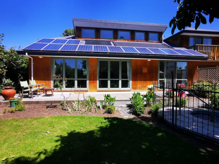 Sunny Modern Retreat In The Heart Of Wine Country - Blenheim