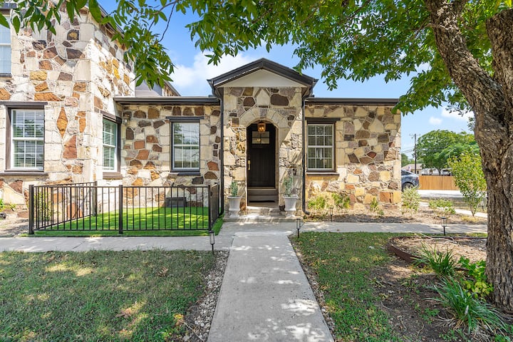 Walk To Square, Su | Thoughtful, Curated, Organic - Georgetown, TX