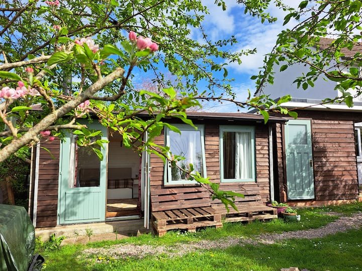 Cosy Cabin In Private Garden - Glastonbury