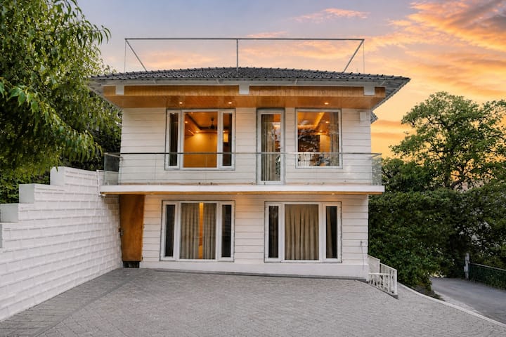 4bhk Mall Road Villa / Pvtterrace, Balcony,parking - Mussoorie