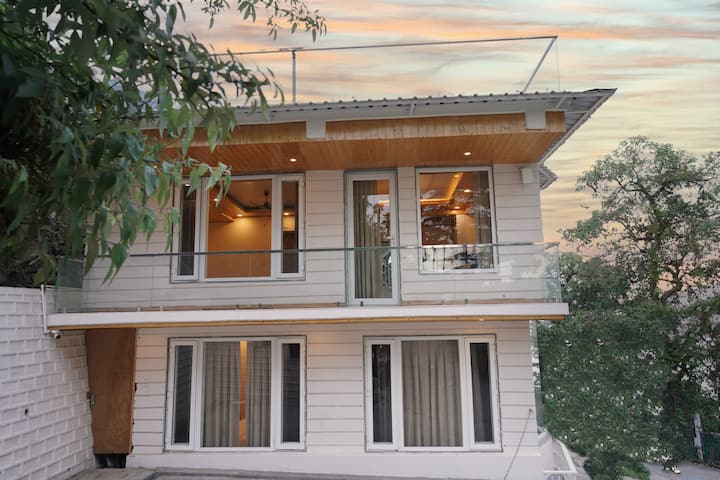 4bhk Mall Road Villa / Pvtterrace, Balcony,parking - Mussoorie