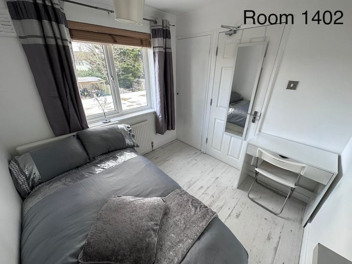 Cosy Ensuite Small Double Room - Chelmsford