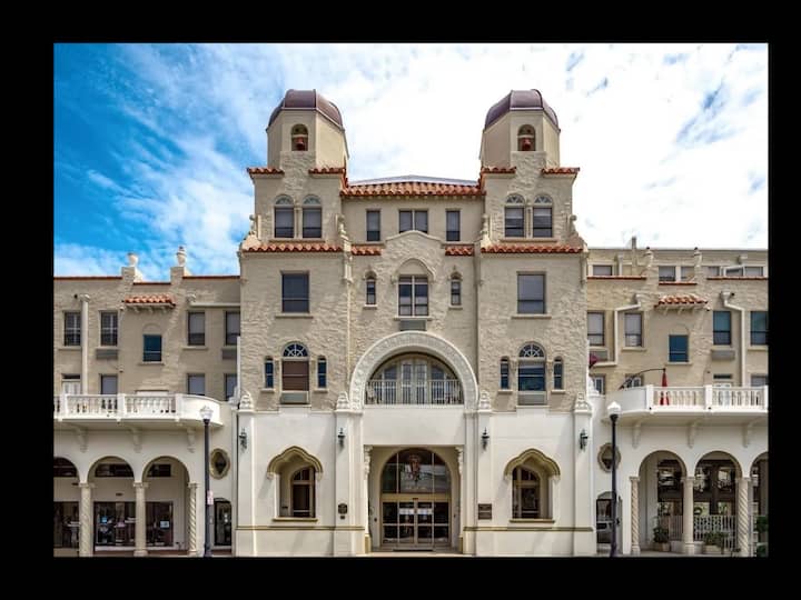 Palm Beach Sleeps 3 Renovated - Palm Beach, FL