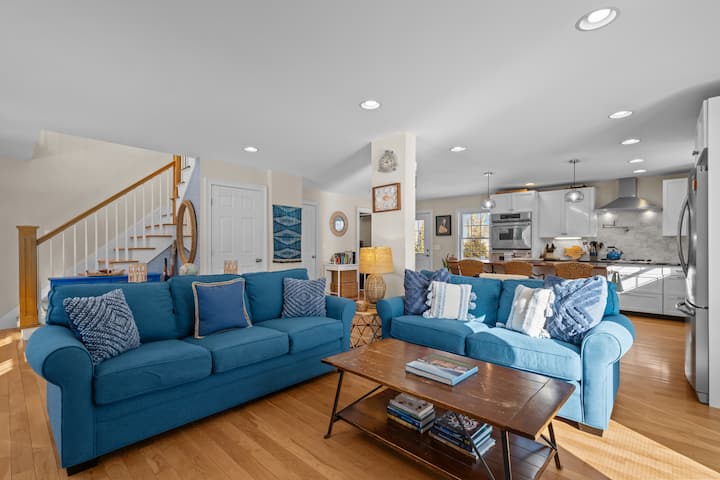 Big Family Westerly Beach House & 2 Parking Pass - Westerly, RI