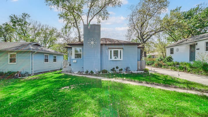 A Quaint Coastal Luxury Getaway. - Gary, IN