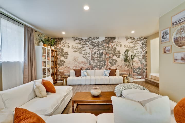 Modern Italian Villa Inspired Home- Library Lounge - San José