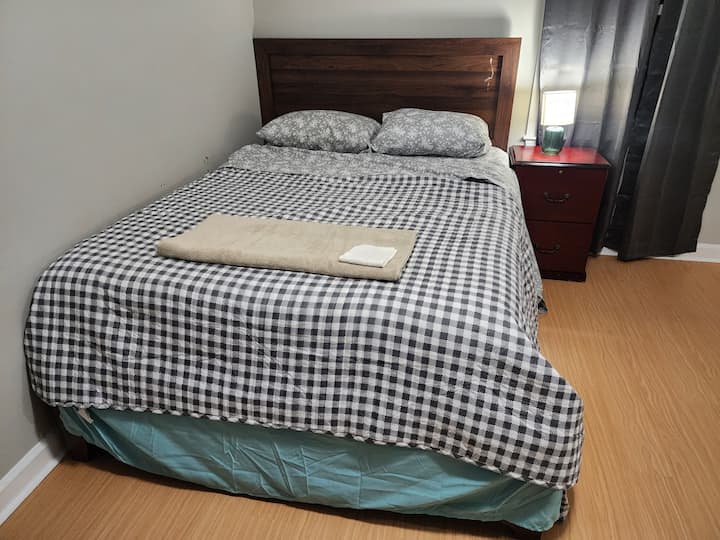 Private Master Bedroom - Columbia