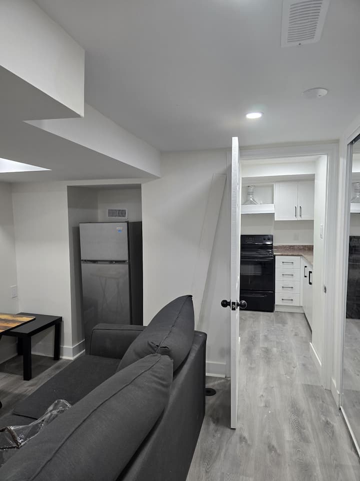 Cozy Basement Retreat W/ Kitchen - Oshawa