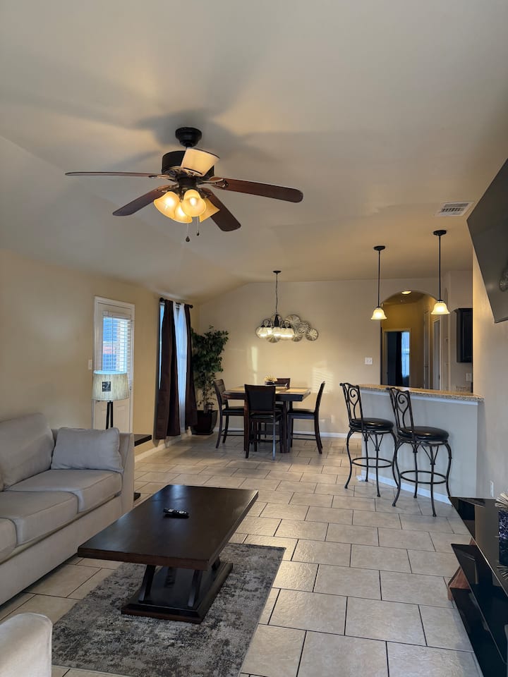 Killeen’s Luxury 3br/2ba Comfortable Secret Stay - Killeen, TX