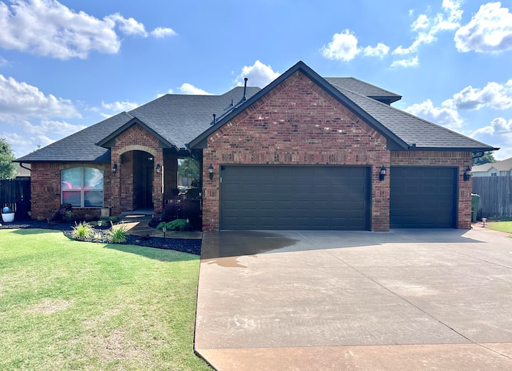Family-friendly Spacious Home - Yukon, OK