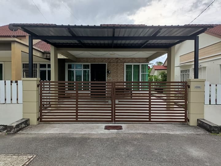 3 Bedroom Aircond, Living Room Aircond, Free Wifi. - Kodiang