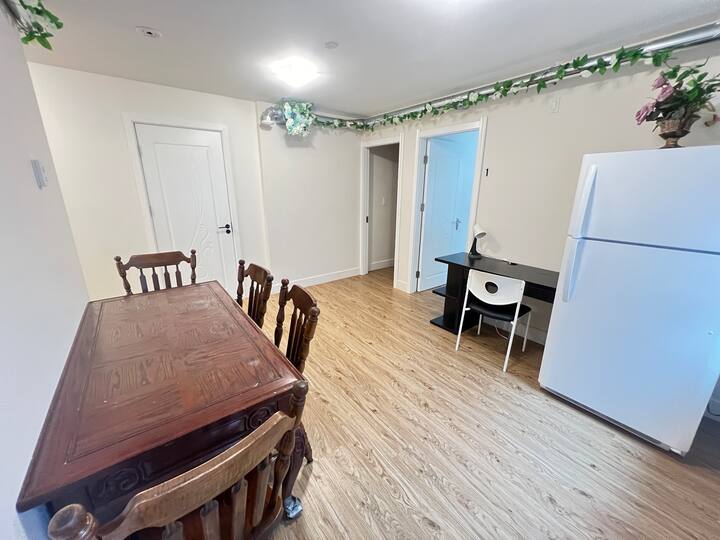 Lumen Hollow: Entire Private Guest Suite - Maple Ridge