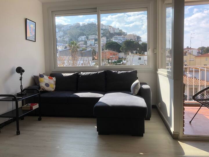 Stylish, Modern And Sunny Apartment Near Beach - Roses