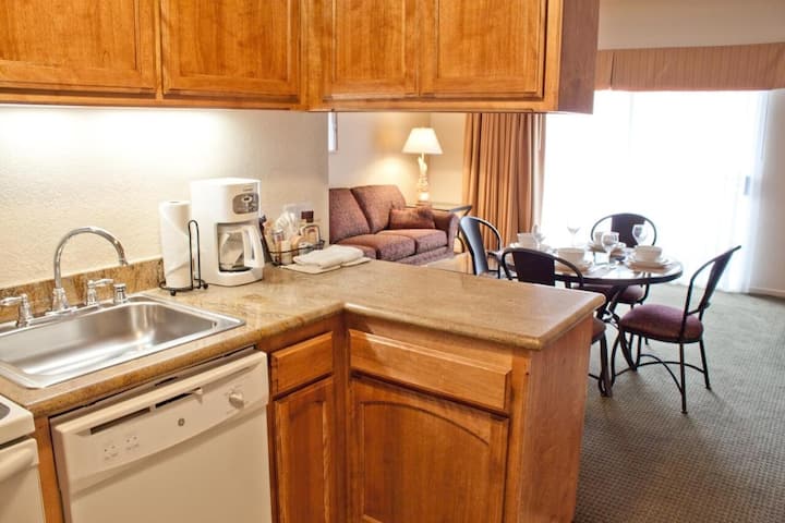 Prime Location! Free Parking, Onsite Pool - Pismo Beach, CA