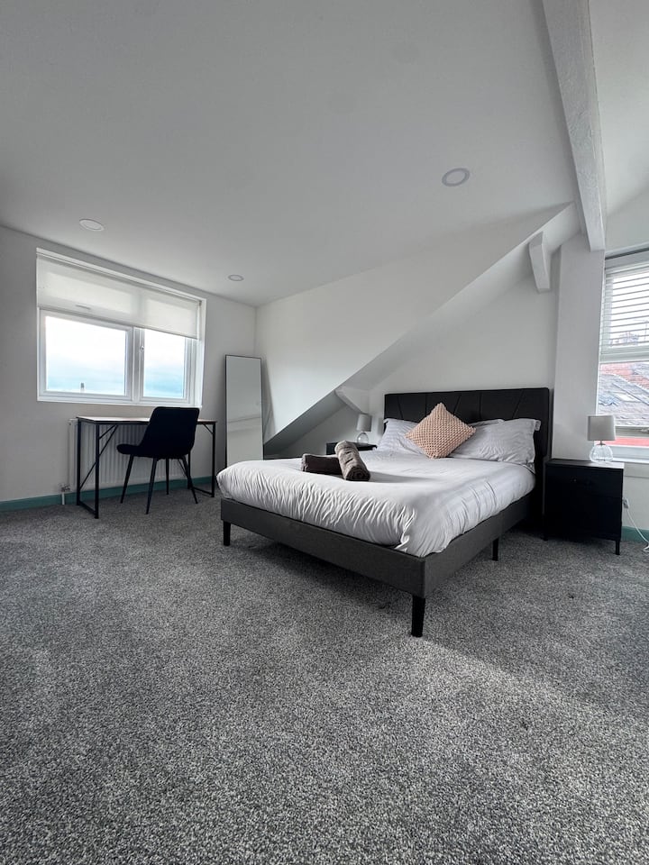 Florence 4 Bedroom House Sleeps 14 - Leeds