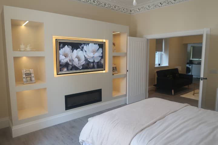 Luxury One Bedroom Apartment - 덤프리스