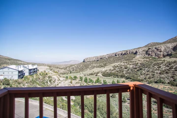 Balcony King Room At The Retreat - Free Parking - Death Valley