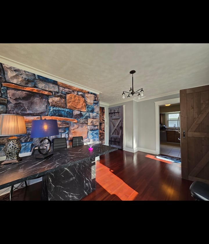 Large Guest House - Kokomo, IN