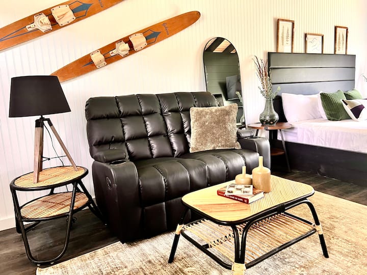 Waterfront Studio Cabin-hot Tub! - Dubuque, IA