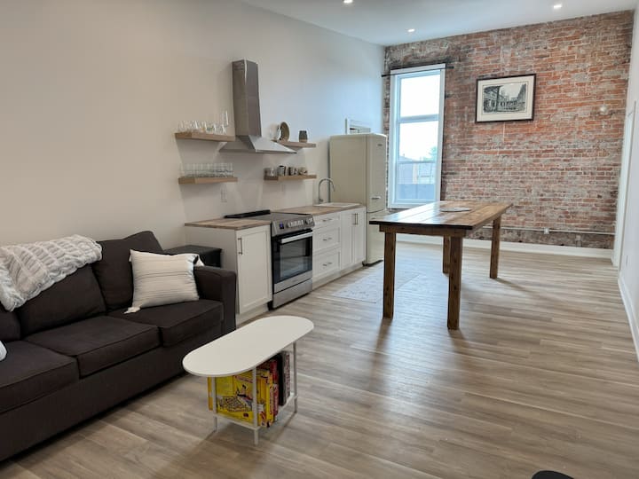 Golden Acre Suites |3br Downtown - Chatham-Kent