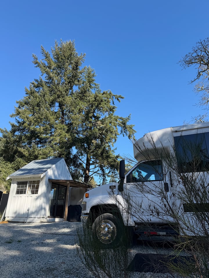 Bus & Bunk Bed Cottage Getaway - Cowichan Bay