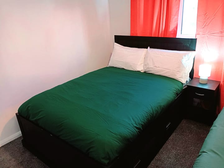 Wolverhampton-eee Homes, Free Wifi, Parking-street - Wolverhampton
