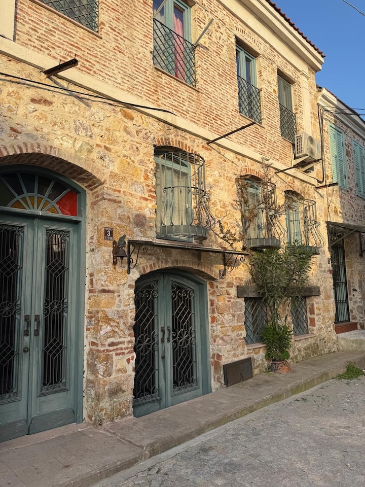 Tarihi Dokusuyla Otantik Taş Ev - Ayvalık