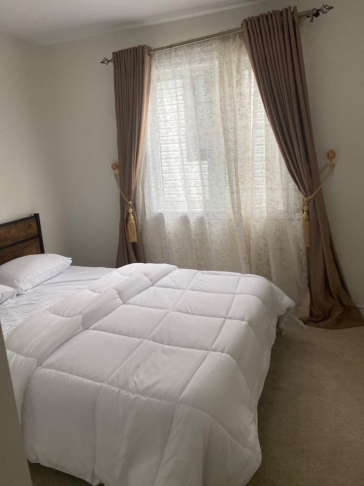 Cozy Corner Room , Free Parking, Wi-fi & Washer R3 - Ottawa