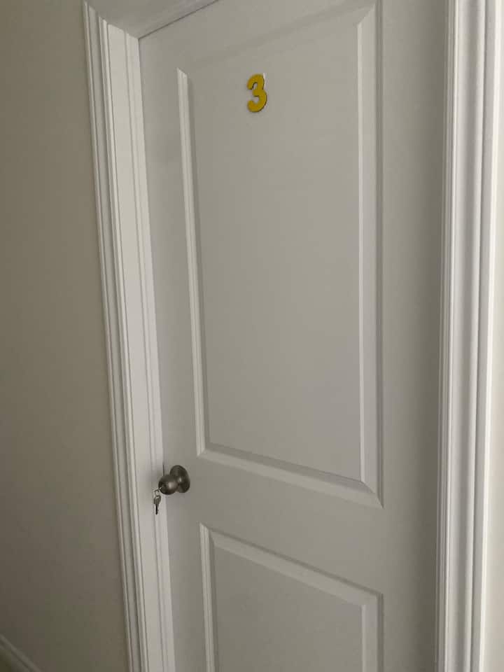 Cozy Corner Room , Free Parking, Wi-fi & Washer R3 - オタワ