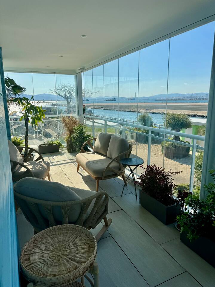 Real Gem, Marina, Pools, Parking, All Amenities ! - 지브롤터