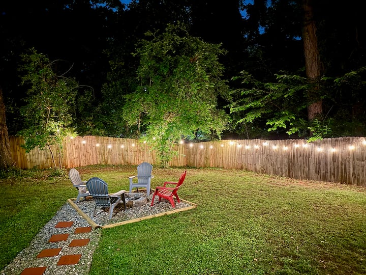 Cozy Tiny Home Retreat W/ Private Yard Near Uptown - Charlotte, NC
