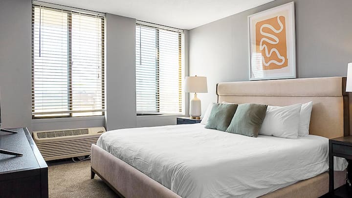 Landing | Beautiful 1bd, Game Room, Pool - Fort Wayne, IN